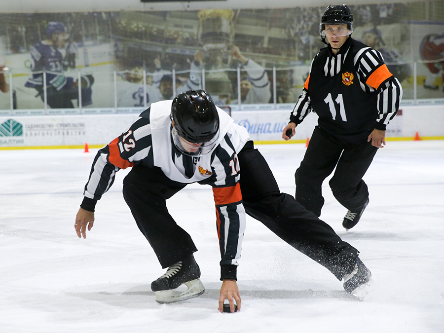 Всероссийская хоккейная лига - Михаил Карпушин: во время плей-офф призываем судей чаще общаться ...